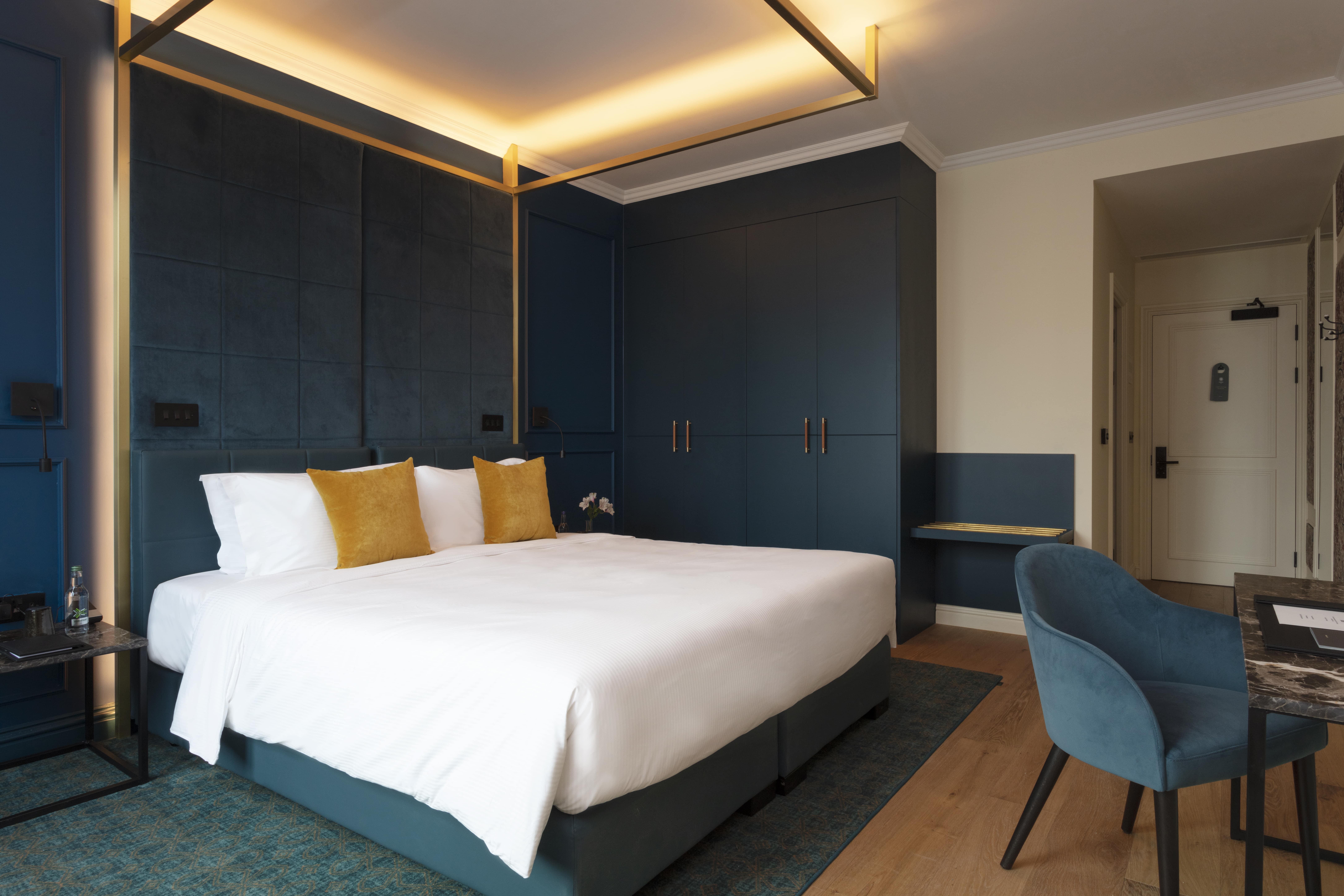 SCHLOSS Roxburghe - One Night Bed & Breakfast - Estate King Room